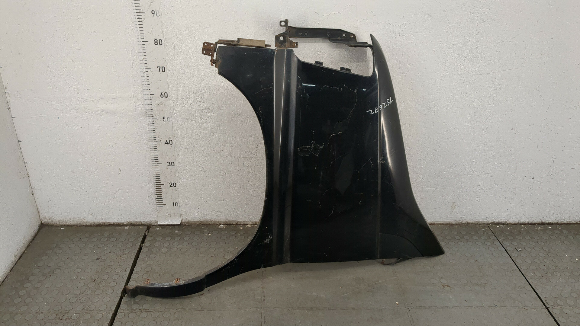 Крыло левое переднее Nissan Elgrand Б/У