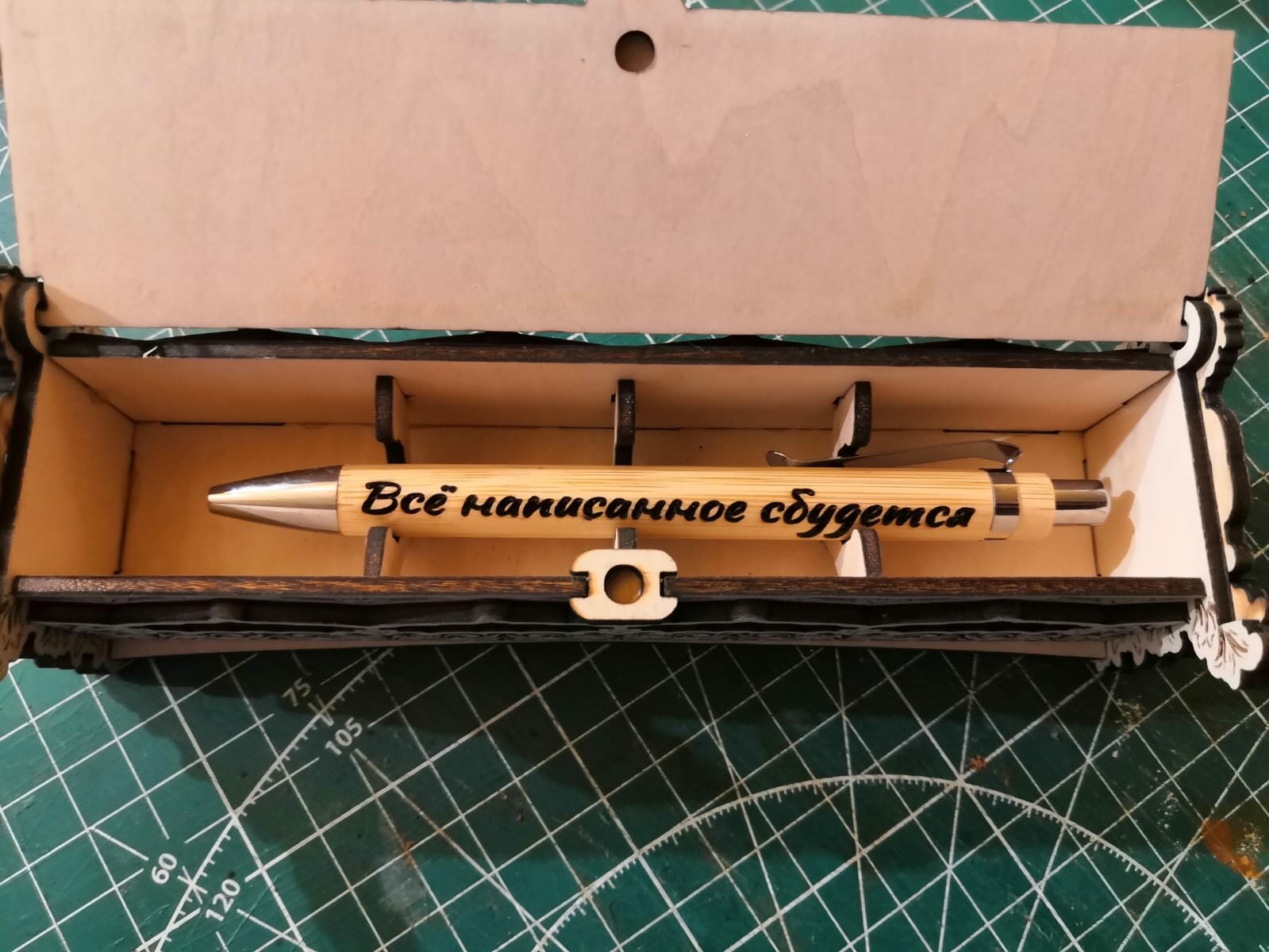 Подарочный футляр + ручка . Лазерная резка и гравировка.