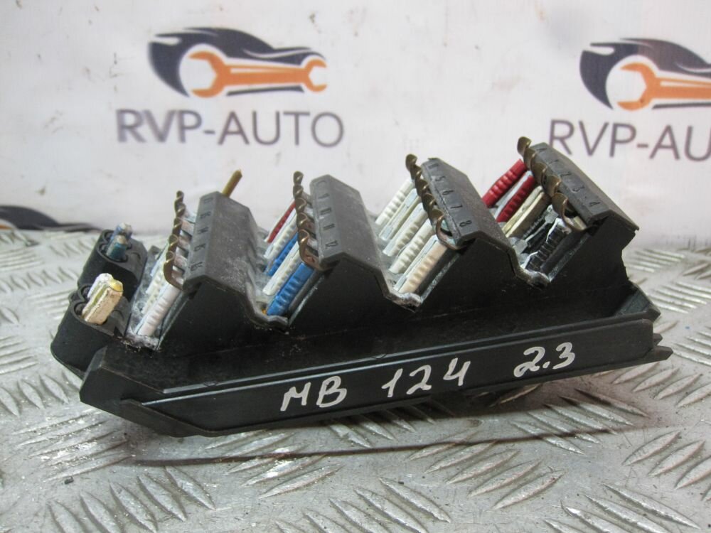Блок предохранителей Mercedes Benz W124 1984-1993 08877632