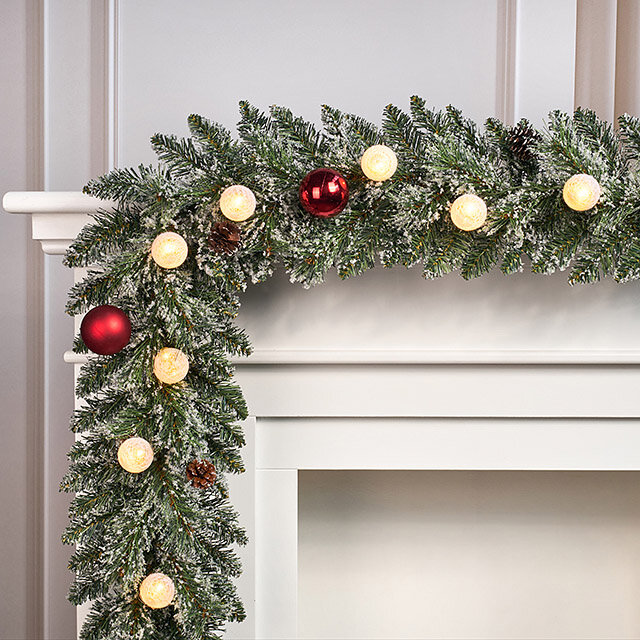 Хвойная гирлянда с лампочками Kaprun Red заснеженная 270*25 см, 20 теплых белых LED ламп, таймер, на батарейках, леска + ПВХ, Edelman, 1166288