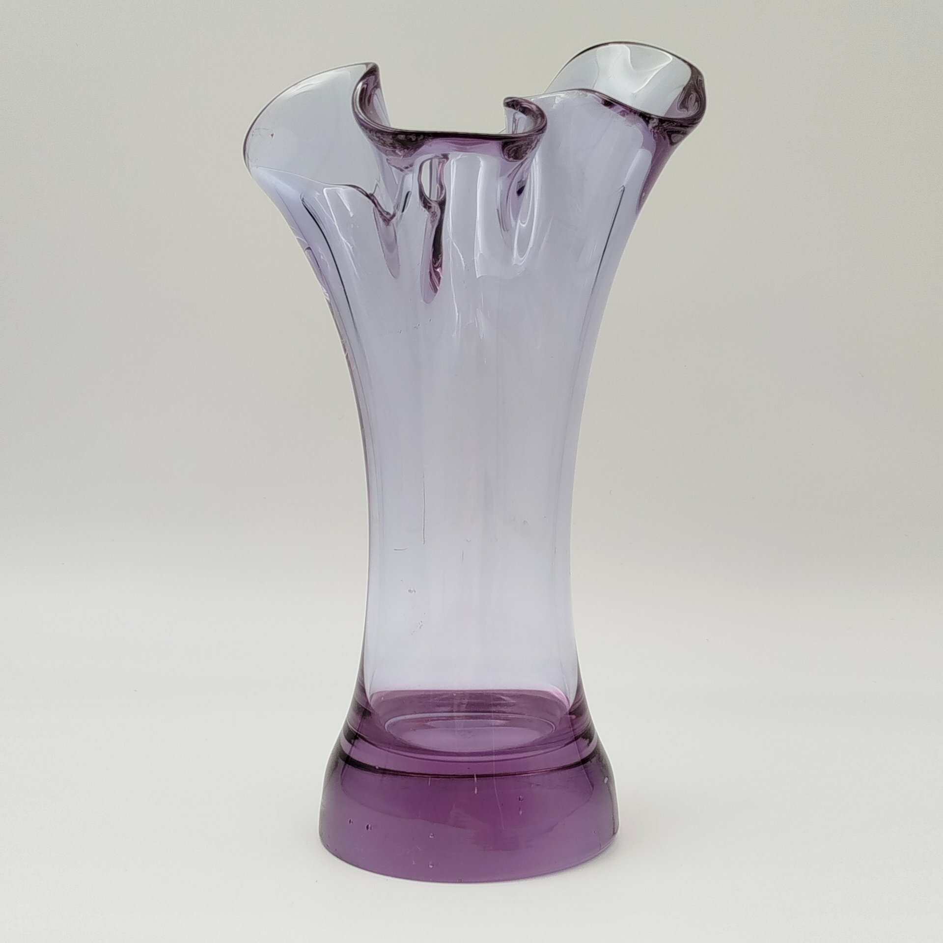 Ваза миниатюрная лилового оттенка, стекло, гутная техника, СССР, 1970-1990 гг.