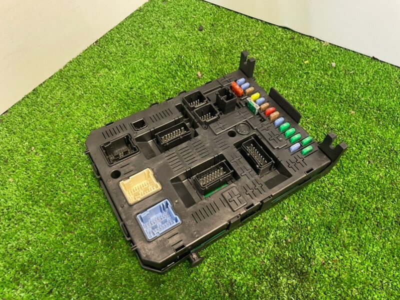 Блок предохранителей салонный Peugeot 308 хэтчбек 966405878002