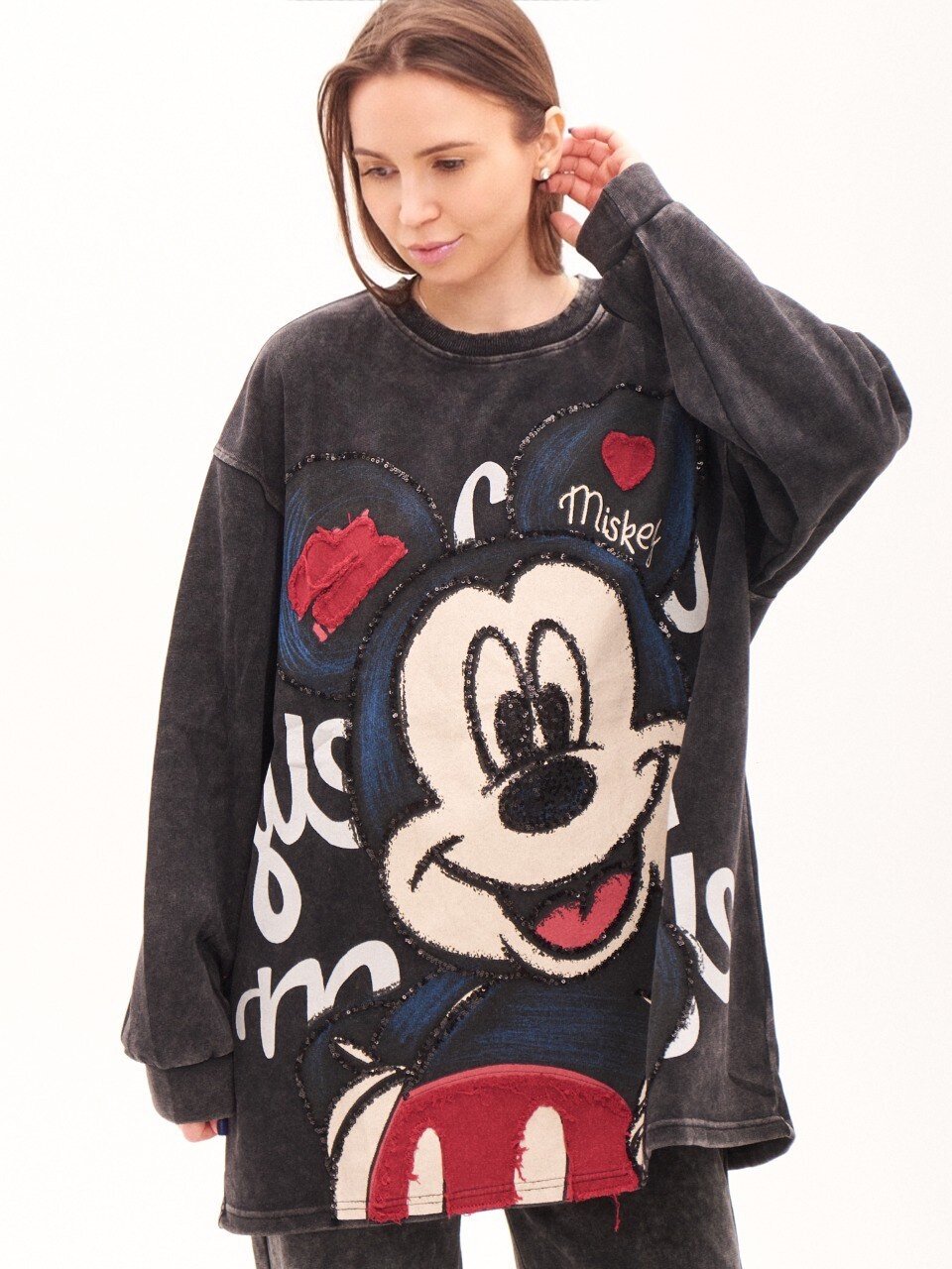 Свитшот  Удлинённый свитшот oversize с вышивкой пайетками Mickey Mouse, чёрный (42–52)