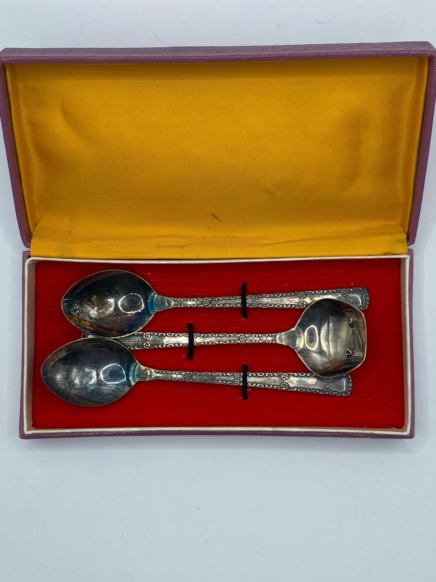 Набор чайных ложек в коробке "цветок". 3 предмета. Мельхиор. СССР. Таллин. Длина: 14.5 см.