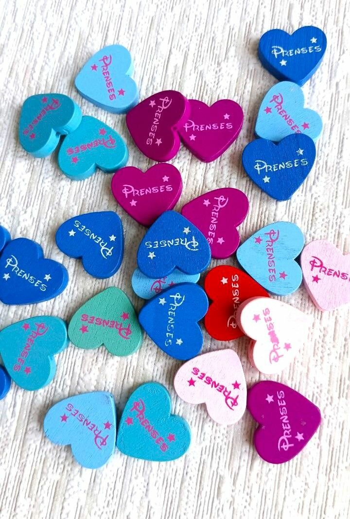 Набор декоративных бусин в виде сердечка 33 шт, 2.2х2 см.