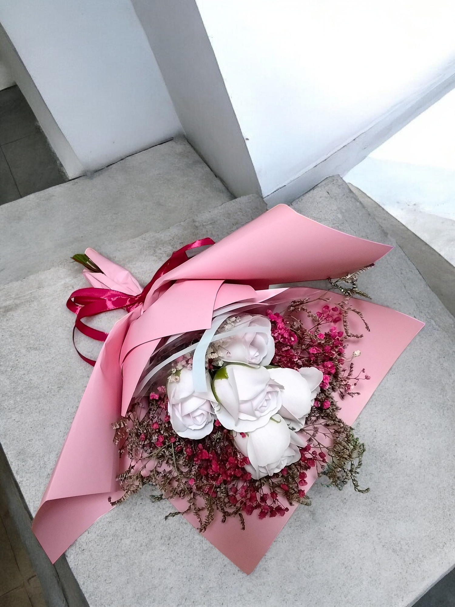 Букет из мыльных роз с гипсофилой, цвет розовый, высота 25см