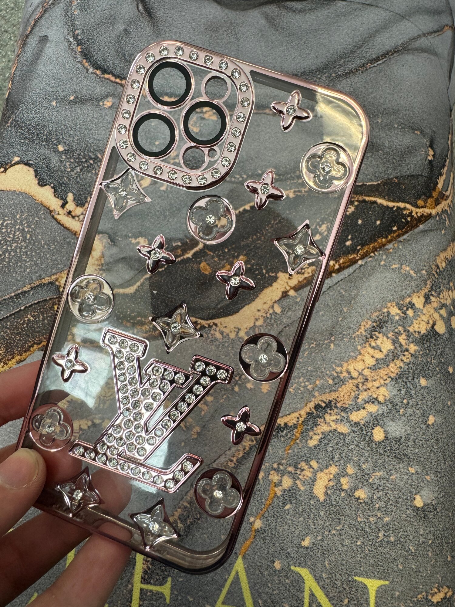 Чехол-панель-накладка-бампер MyPads Lusso для iPhone 12 Pro, тонкая силиконовая крышка с защитой задней камеры со стразами Луи Витон, розовое золото