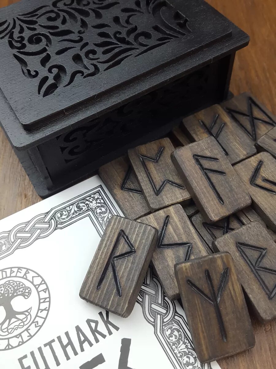 Руны скандинавские для гадания "Футарк Теней" с крапивой