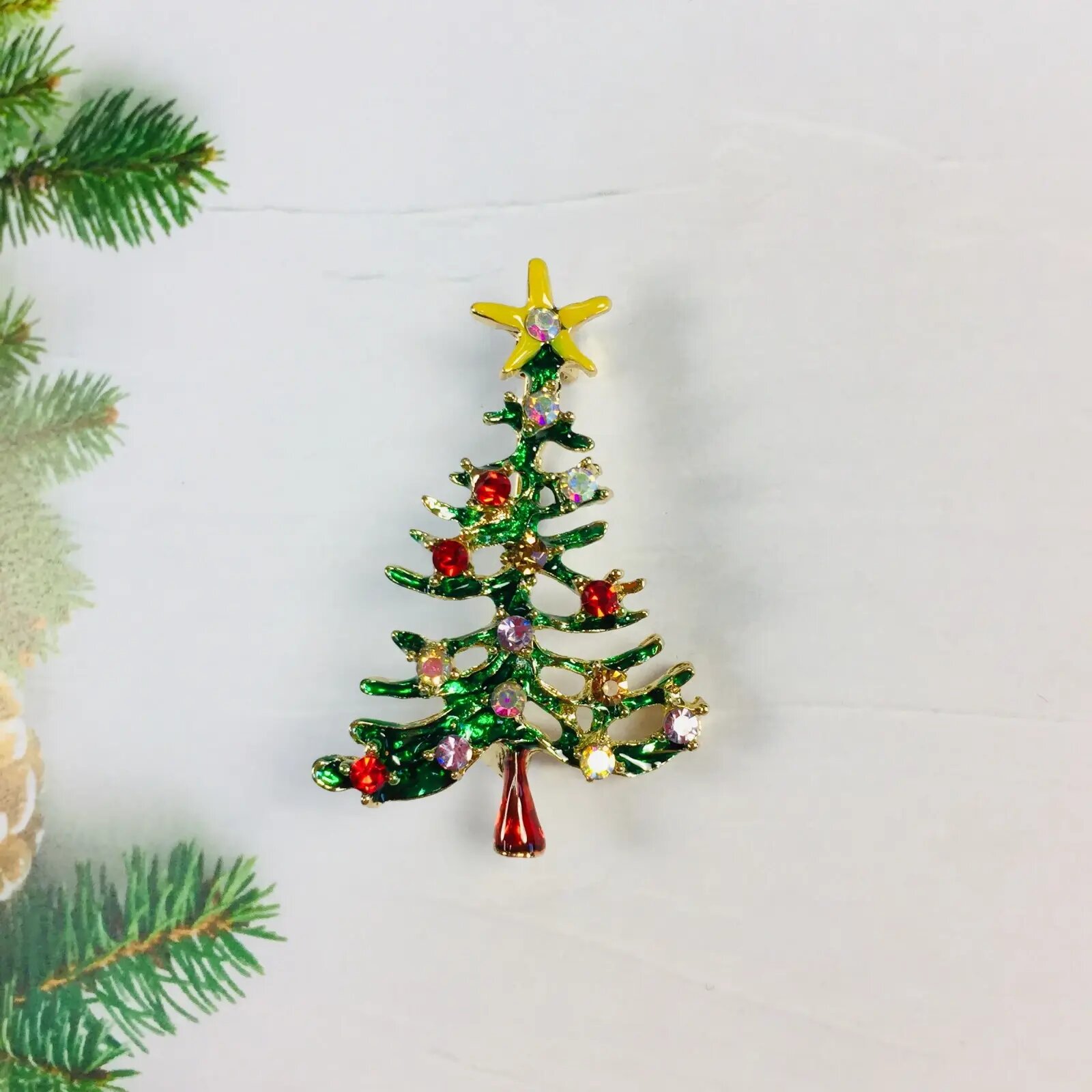 Брошь, стразы, эмаль, стекло