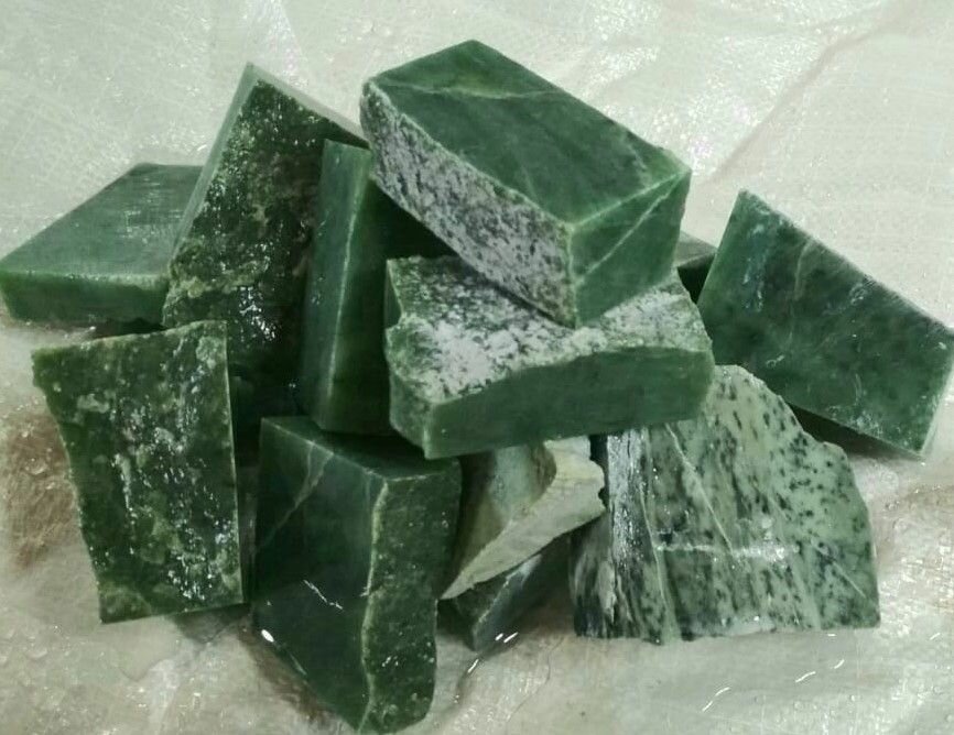 Нефрит колото-пиленый, (фракция 40-80мм.) 10 кг