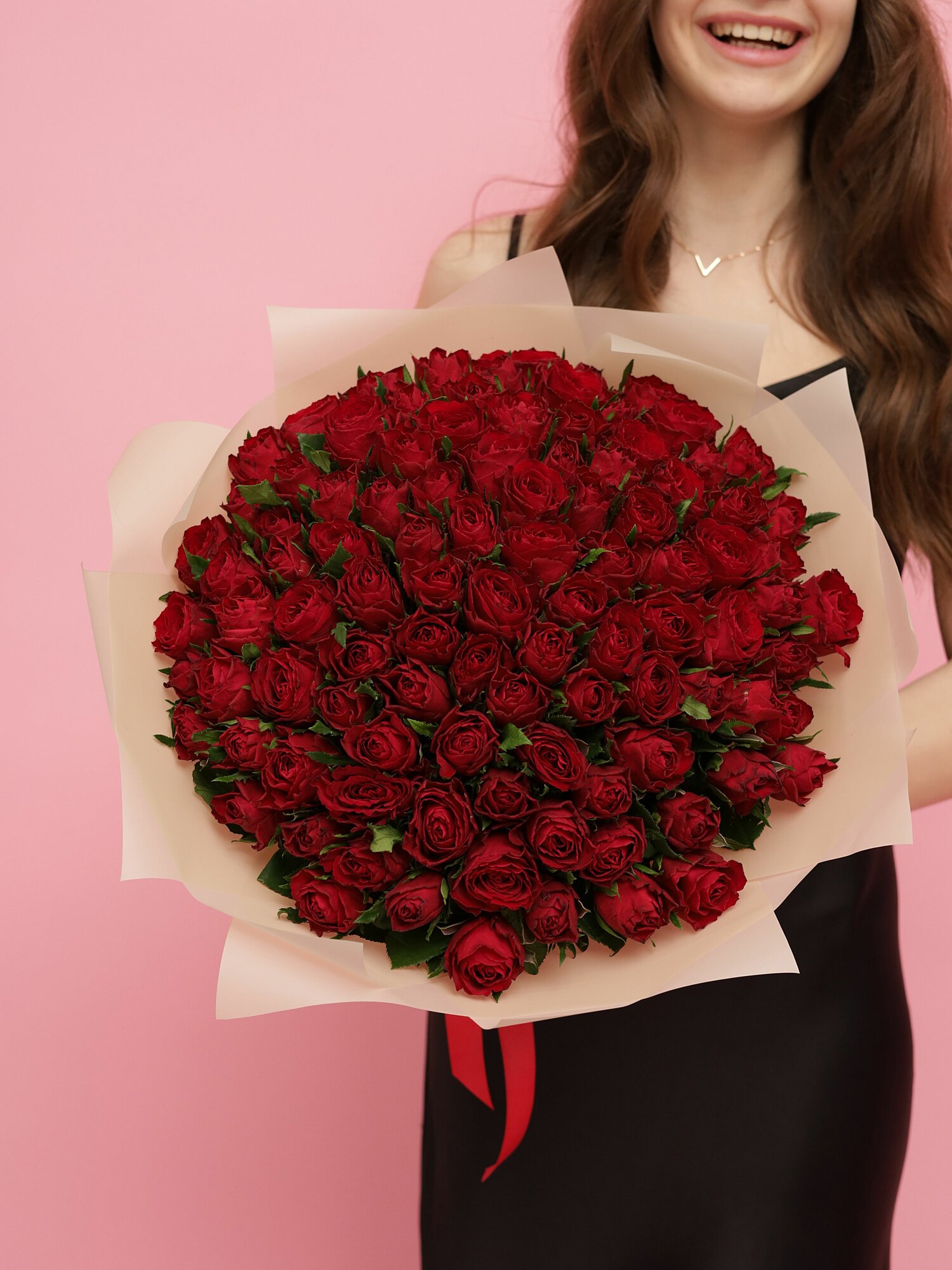 Букет Joy Flowers из 101 красно-малиновой кенийской розы, высота 40 см