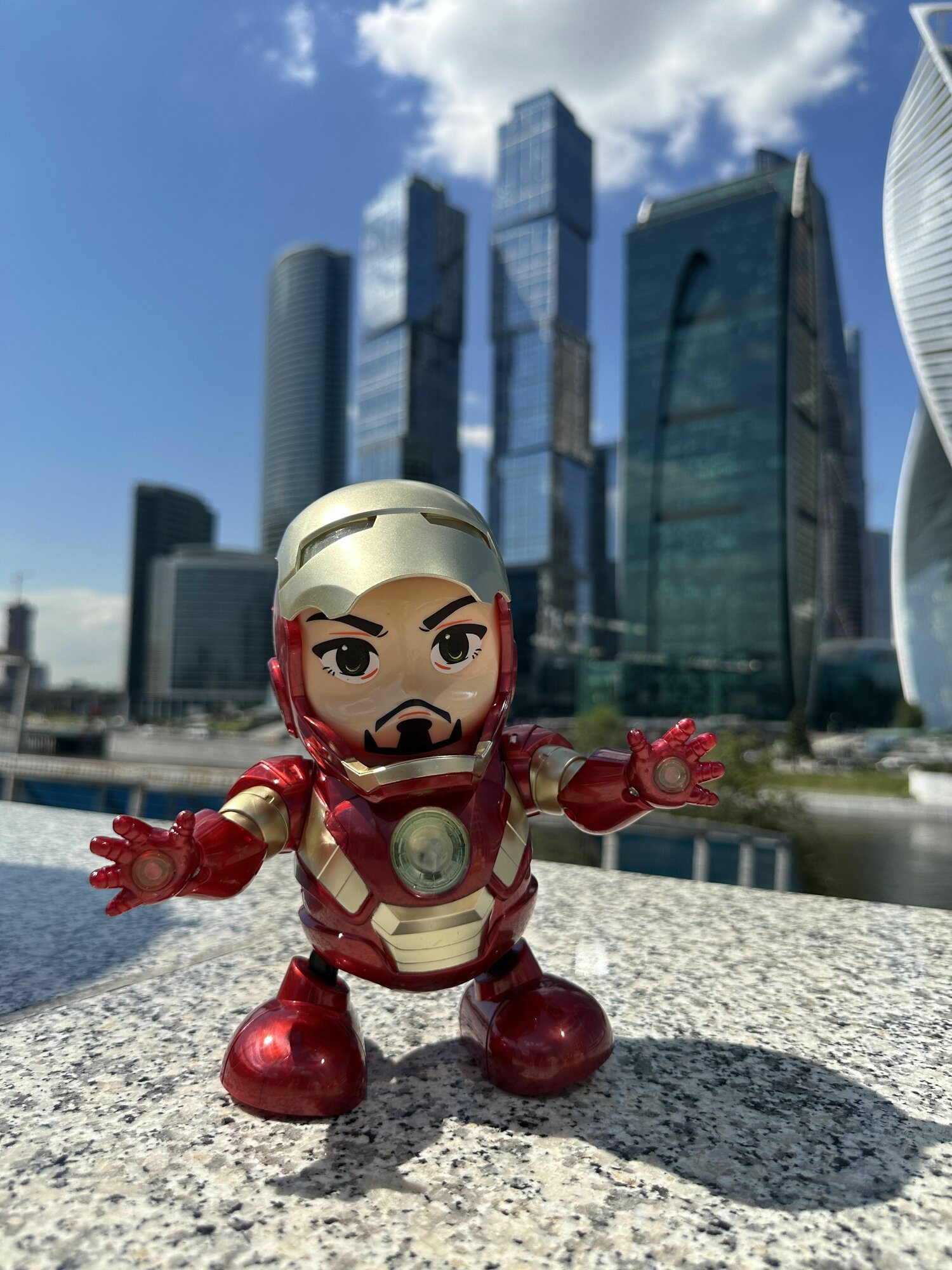 Танцующий робот трансформер Железный Человек / Интерактивная игрушка со звуковыми и световыми эффектами / Музыкальная развивающая игрушка с яркой подсветкой и режимом ночника