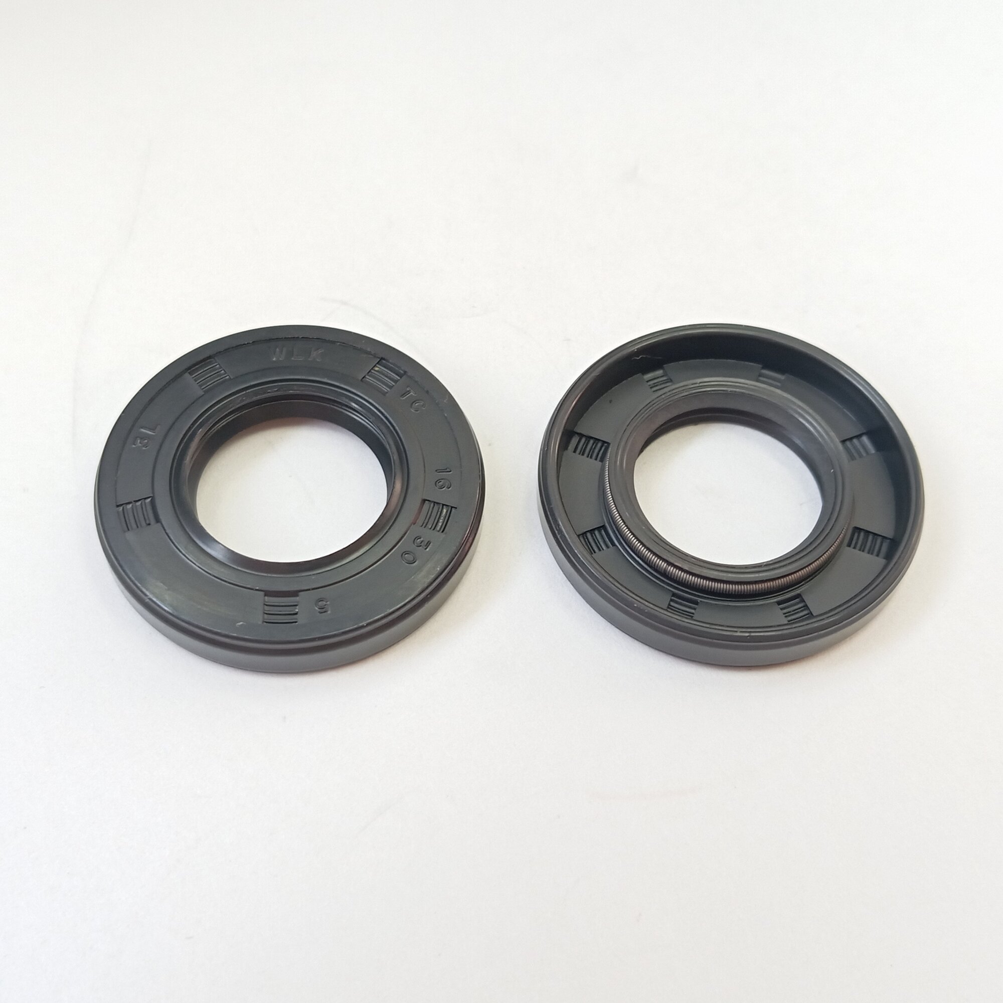 Сальник 16x30x5 TC NBR 70-C-C WLK маслобензостойкий с пыльником (манжета армированная)