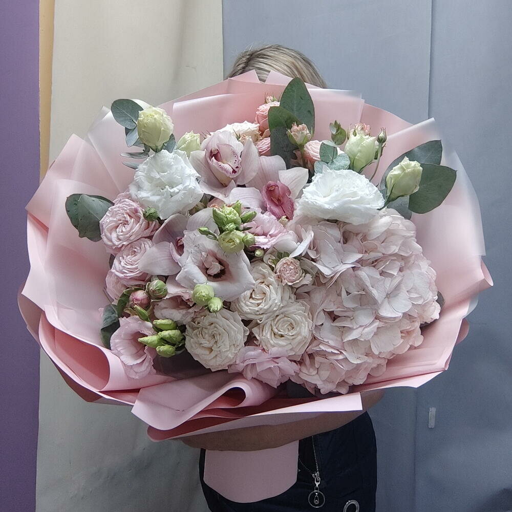 Букет из эвкалипта, эустома, орхидеи, гортензии, из кустовых пионовидных роз