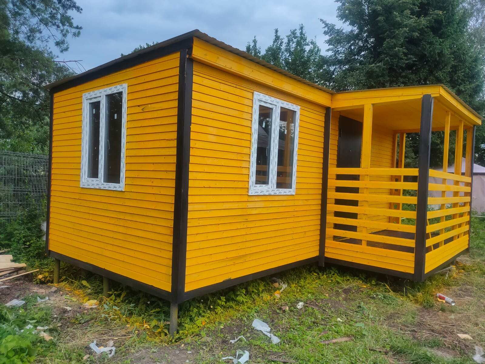 Бытовка с верандой "Дачный домик" 6х3 м, с утеплением и пароизоляцией