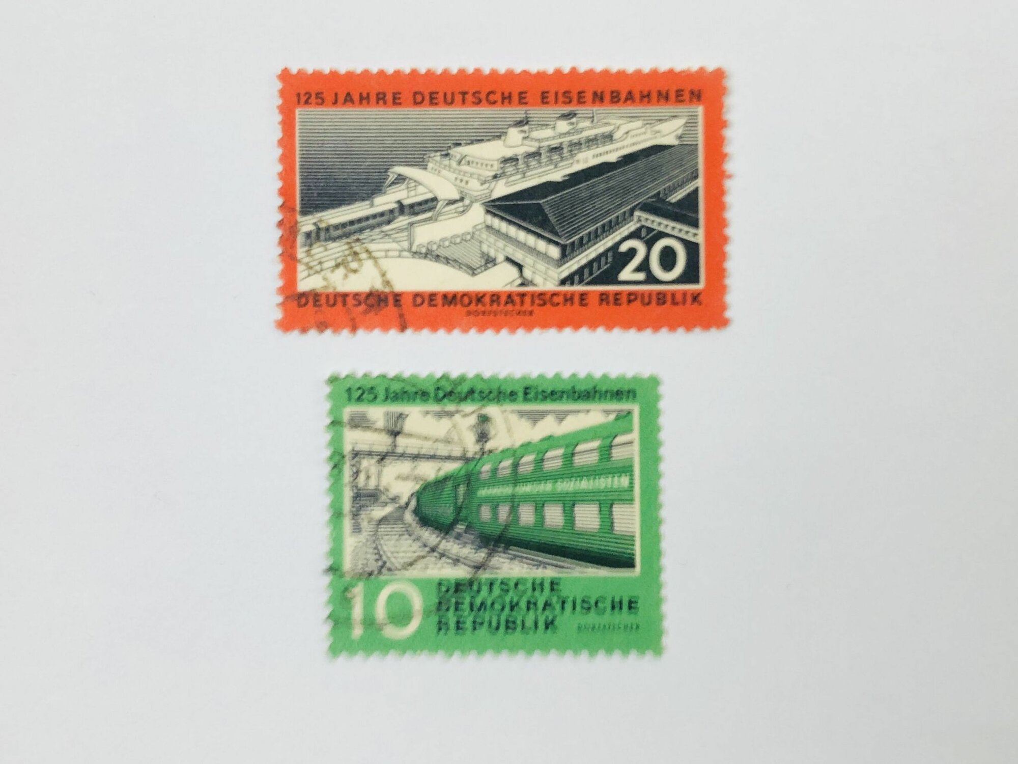 Почтовые марки 125 лет немецким железным дорогам. Двухэтажное железнодорожное сообщение. Железнодорожная станция Засниц, паром. Неполная серия. Автомобили. Германия ГДР. 1960. Михель: DD 804-805. Гаш