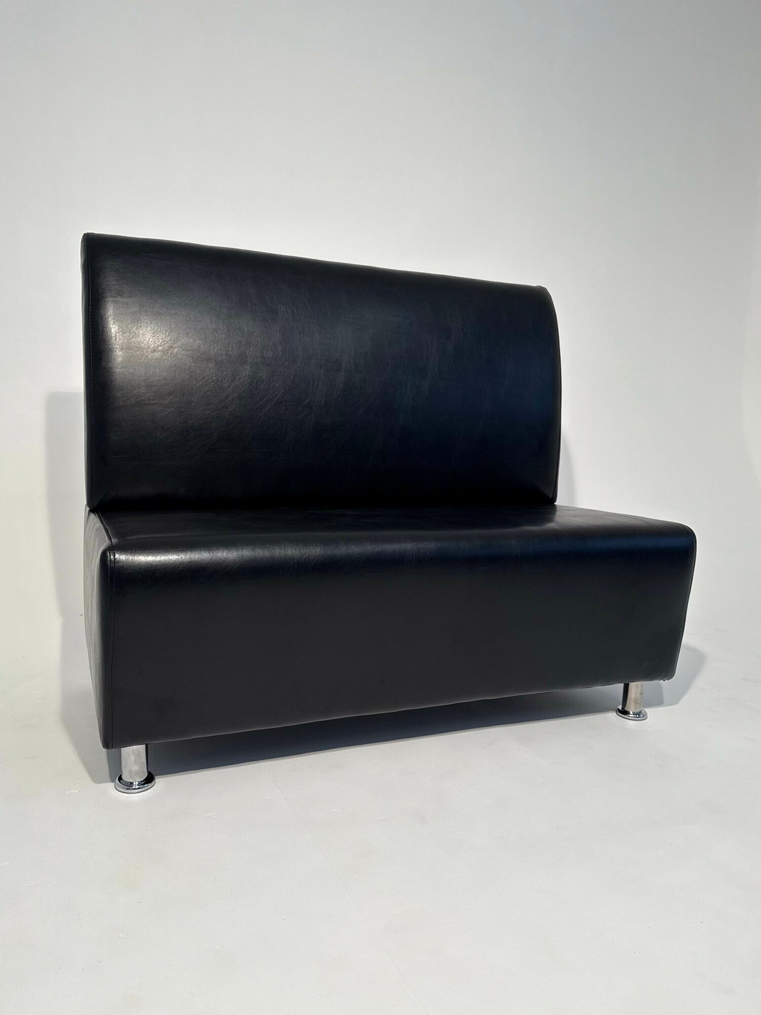 Диван офисный Вегас, механизм Нераскладной, 120х67х100 см, черный глянцевый