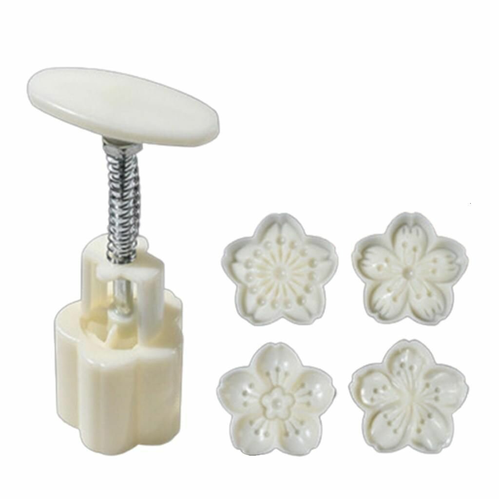 1 сформуйте 4 кусочка торта "Лунная середина осени" в форме вишни полном цвету