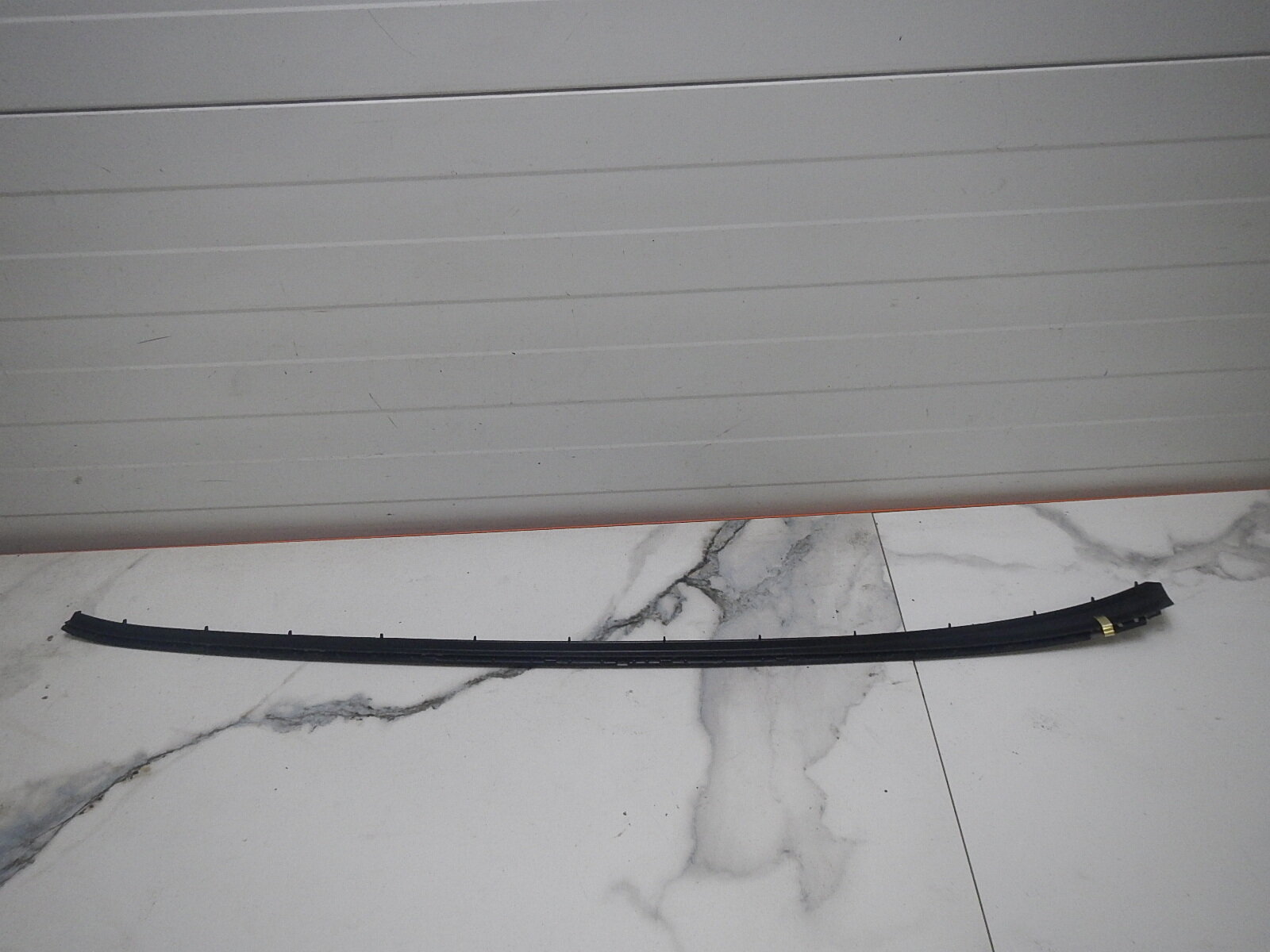 Б/У Молдинг лобового стекла, Ford (Форд)-FOCUS 3 (11-19) FORD FOCUS 3 (11-19) крепеж правый Новый. 630060 FORD арт. BM51A...