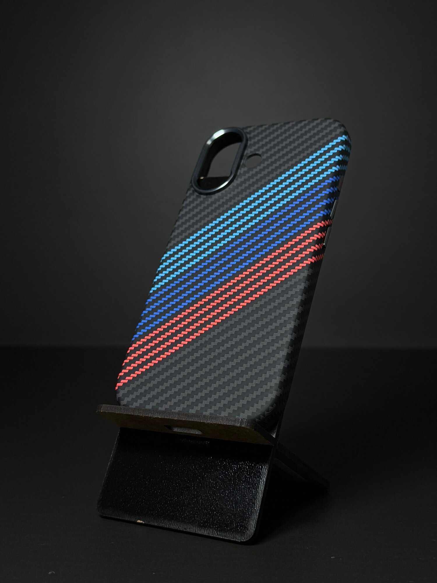 Чехол для Айфон 17 с МагСейф из Кевлара / чехол iPhone 17 с MagSafe Kevlar LUXO Life, черный, с триколором, карбоновый