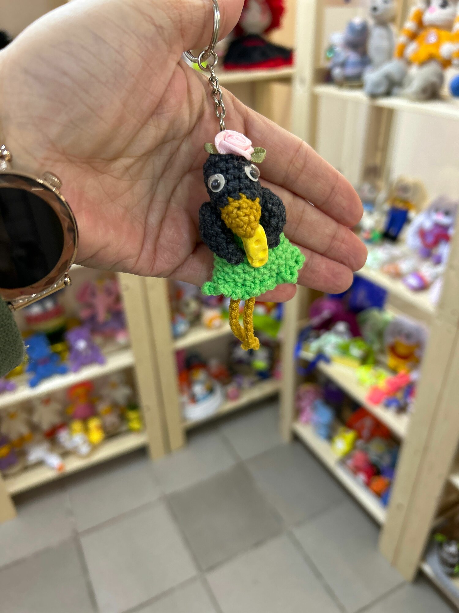 Вязаный брелок ворона ручной работы. Вязаная игрушка