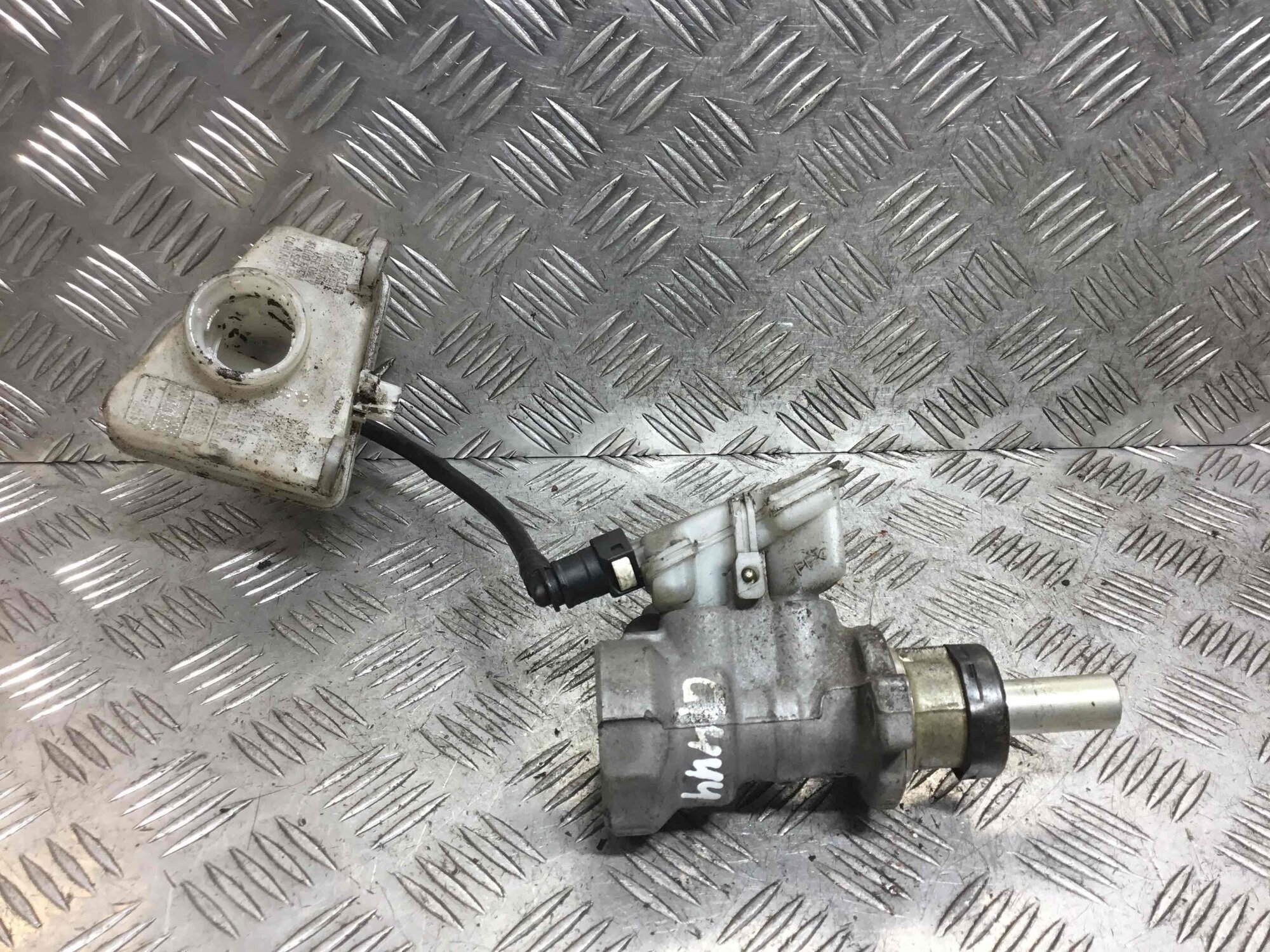 Б/У Цилиндр тормозной главный Ford Focus 1 поколение (1998-2001) 1999 г.