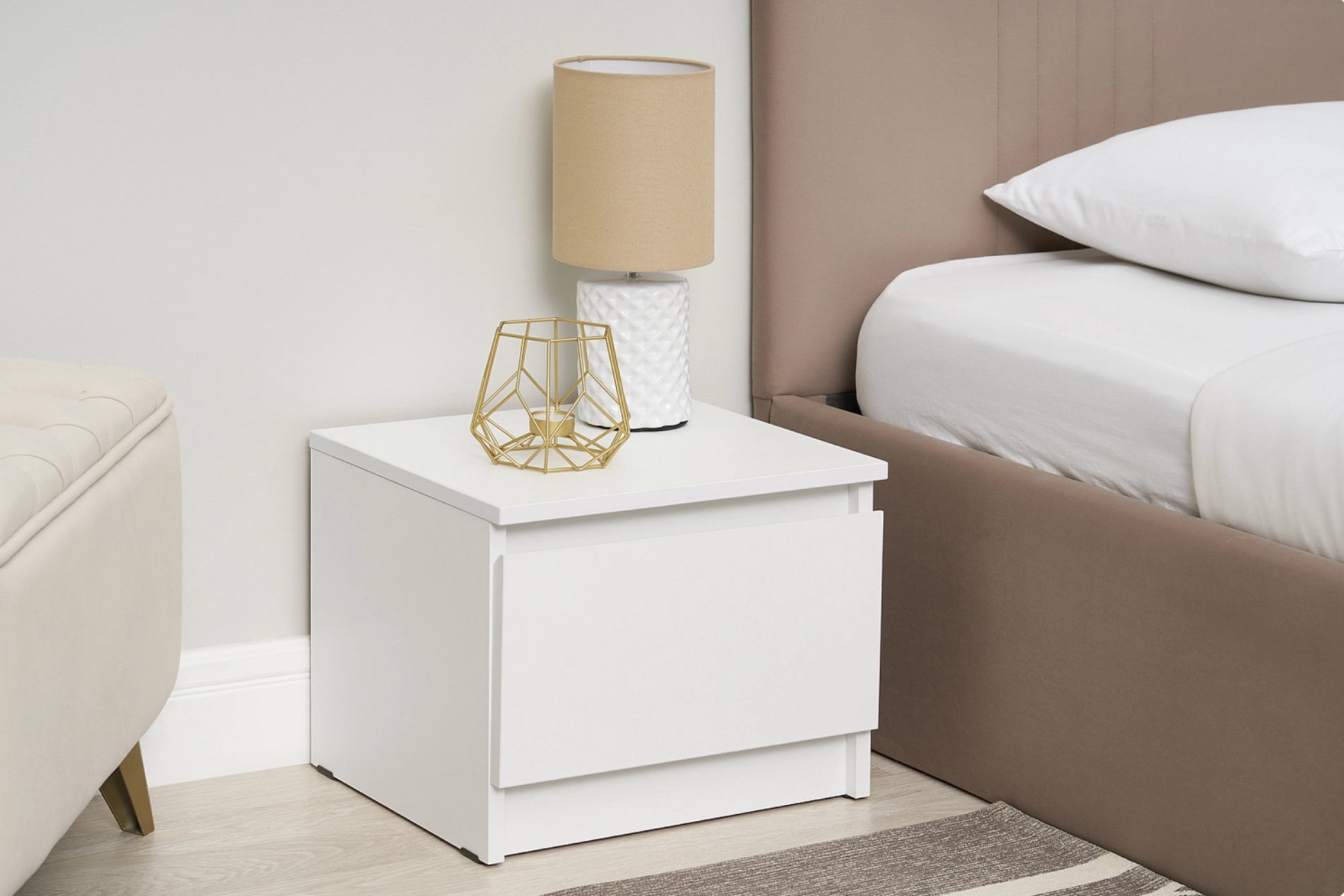 Тумба прикроватная белая 40 см ЛДСП 404х310х356 мм с одним ящиком, шариковые направляющие