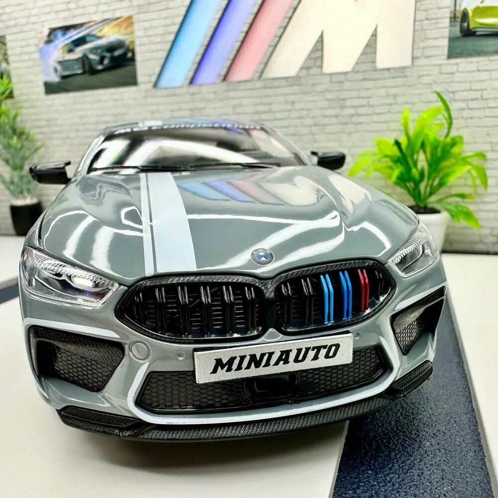 Инерционная металлическая модель автомобиля BMW M8 Competition Sport в масштабе 1:24 с подсветкой фар и звуком двигателя