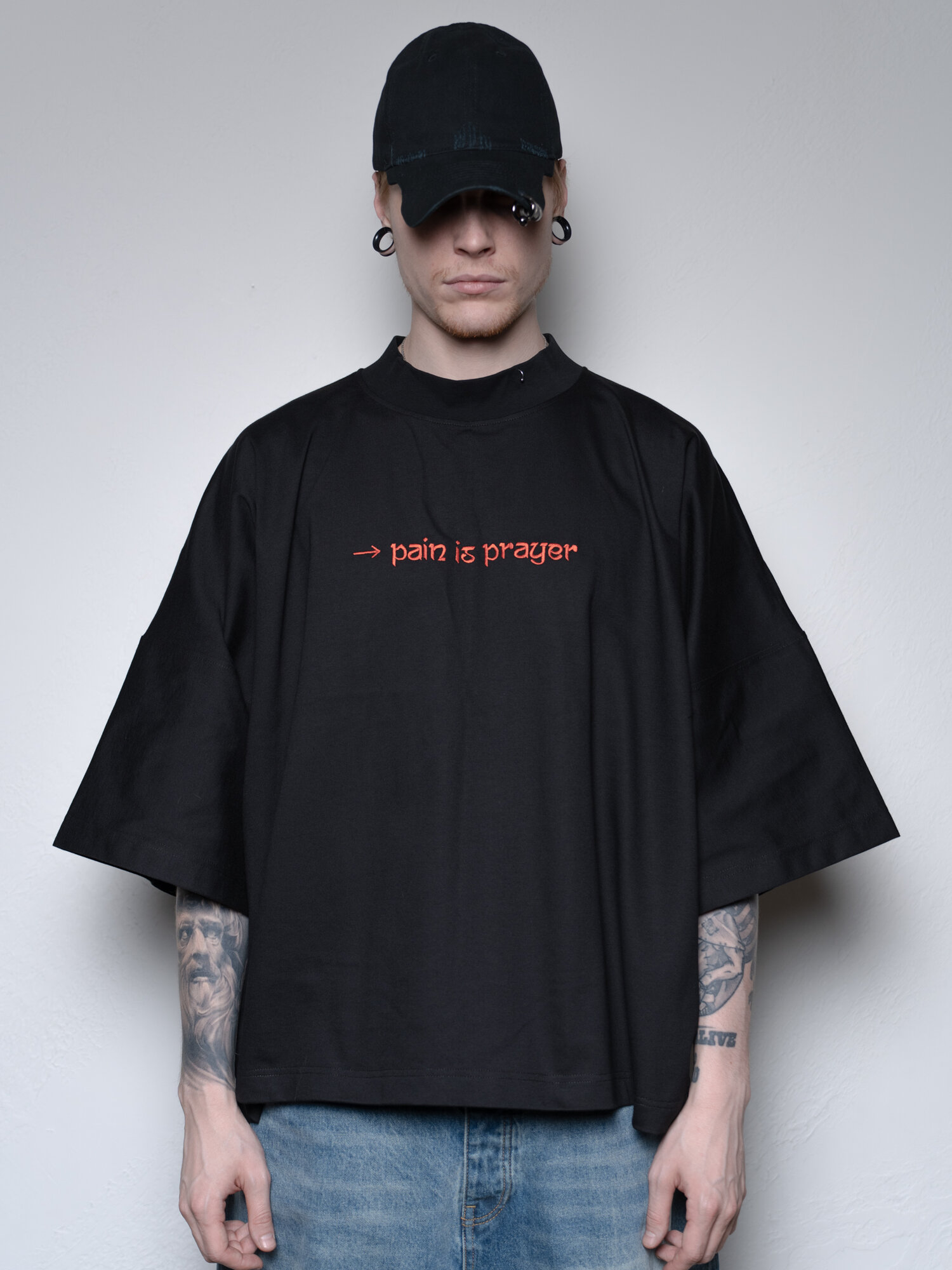 Футболка "Pain is prayer"