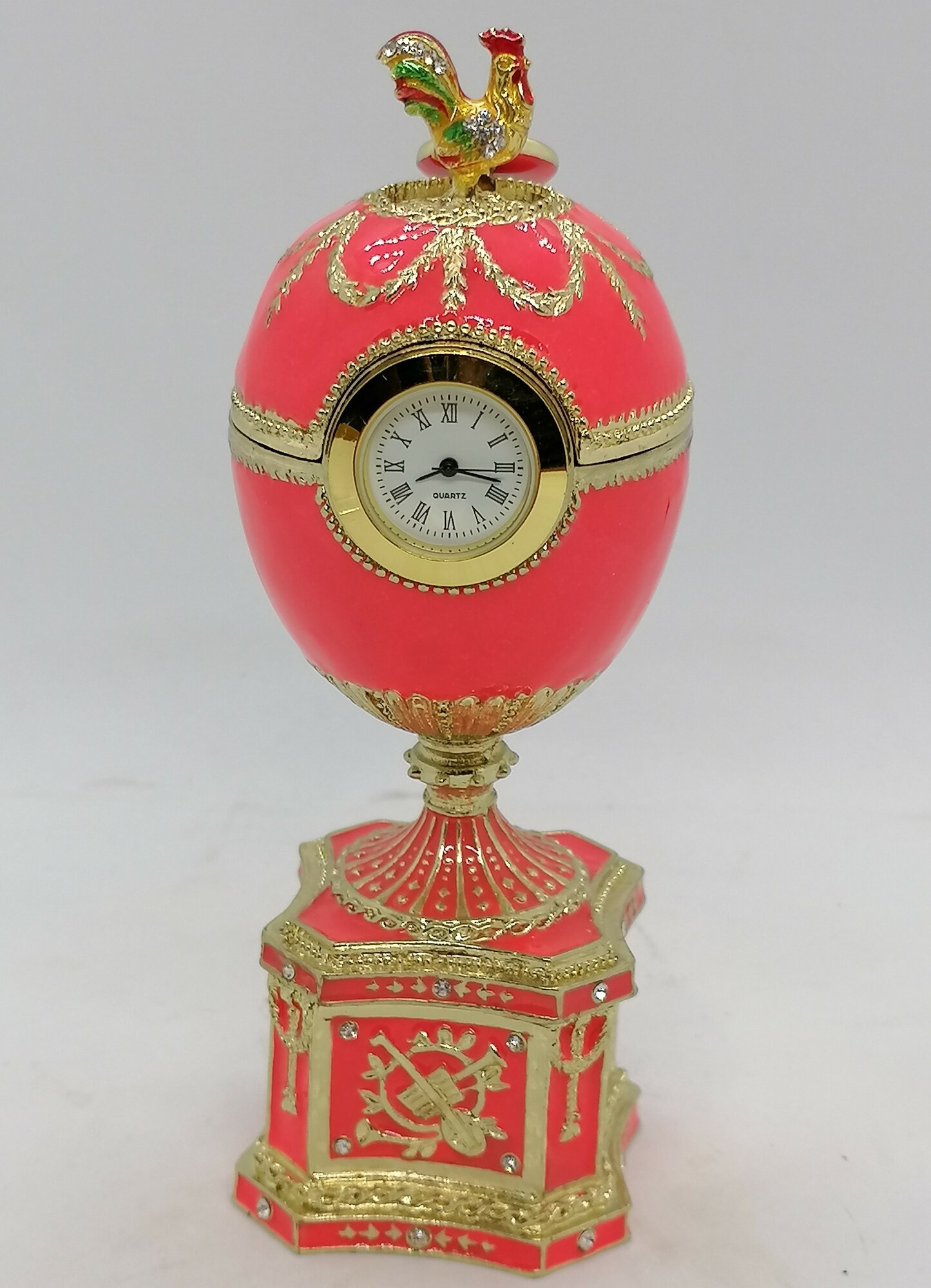 Яйцо Фаберже с часами с петушком на подставке , розовое. арт.593