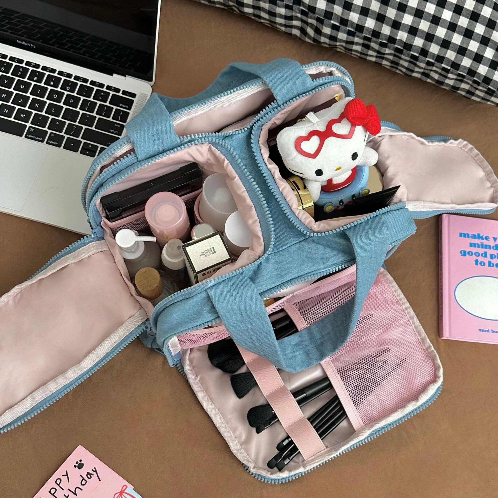 Двойная широкая сумка для макияжа с четырьмя отделениями, большая вместимость, пушистая, дорожная портативная сумка для туалетных принадлежностей, многофункциональная сумка для деловых поездок с разделителями