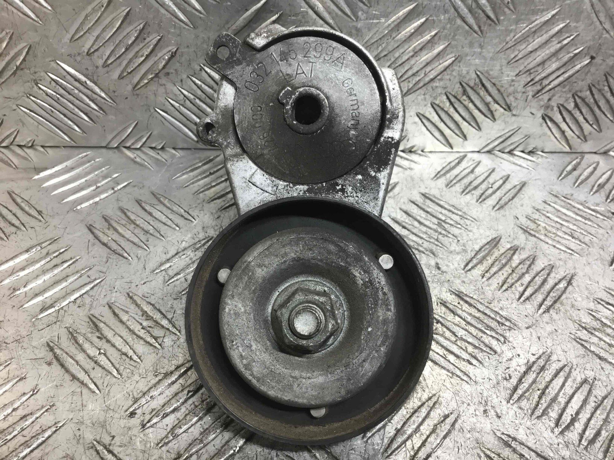 Б/У Натяжитель ремня генератора Volkswagen Golf 4 поколение (1997-2004) 2000 г.