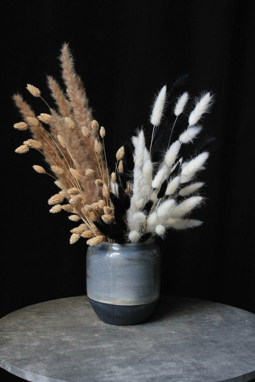 Стильная композиция из сухоцветов в сером кашпо