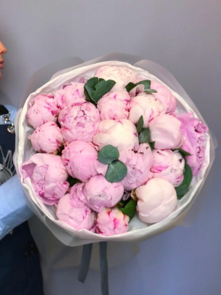 Букет пионов "Сара Бернар" с эвкалиптом 19 шт. PROTEA- Студия Цветов