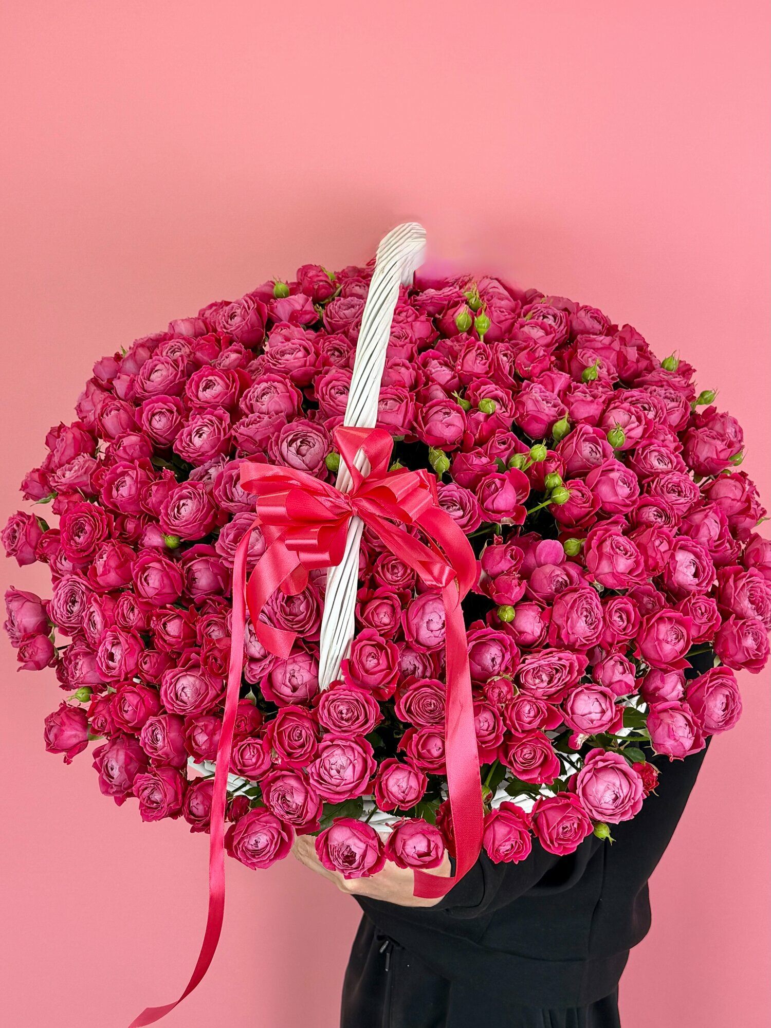 Большая композиция в корзине из кустовых пионовидных роз Марвел