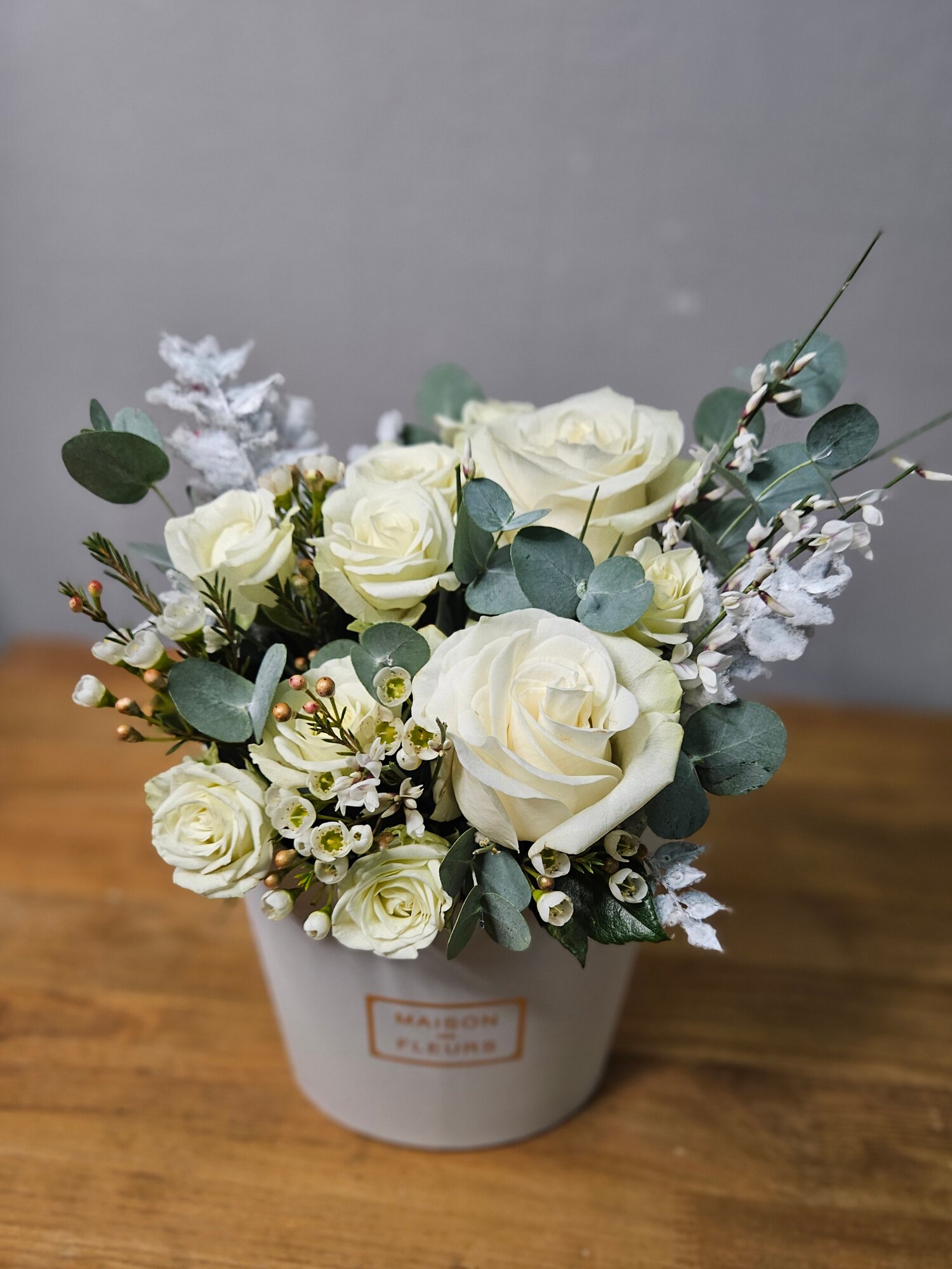 Композиция в коробке белой одноголовой розой, кустовой розой и шемилациум , MAXI.