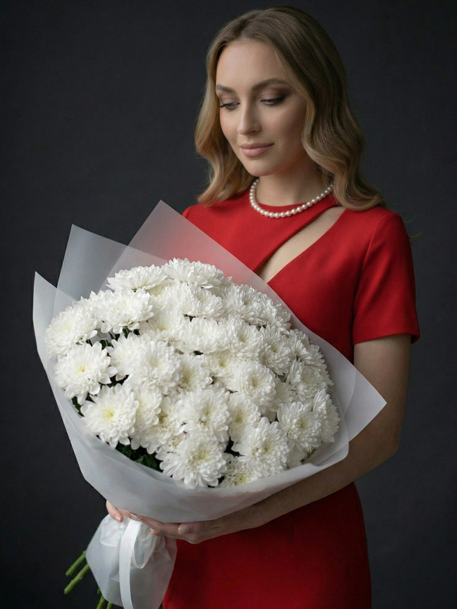 Белое облако нежности - это букет живых цветов из кустовых хризантем белого цвета