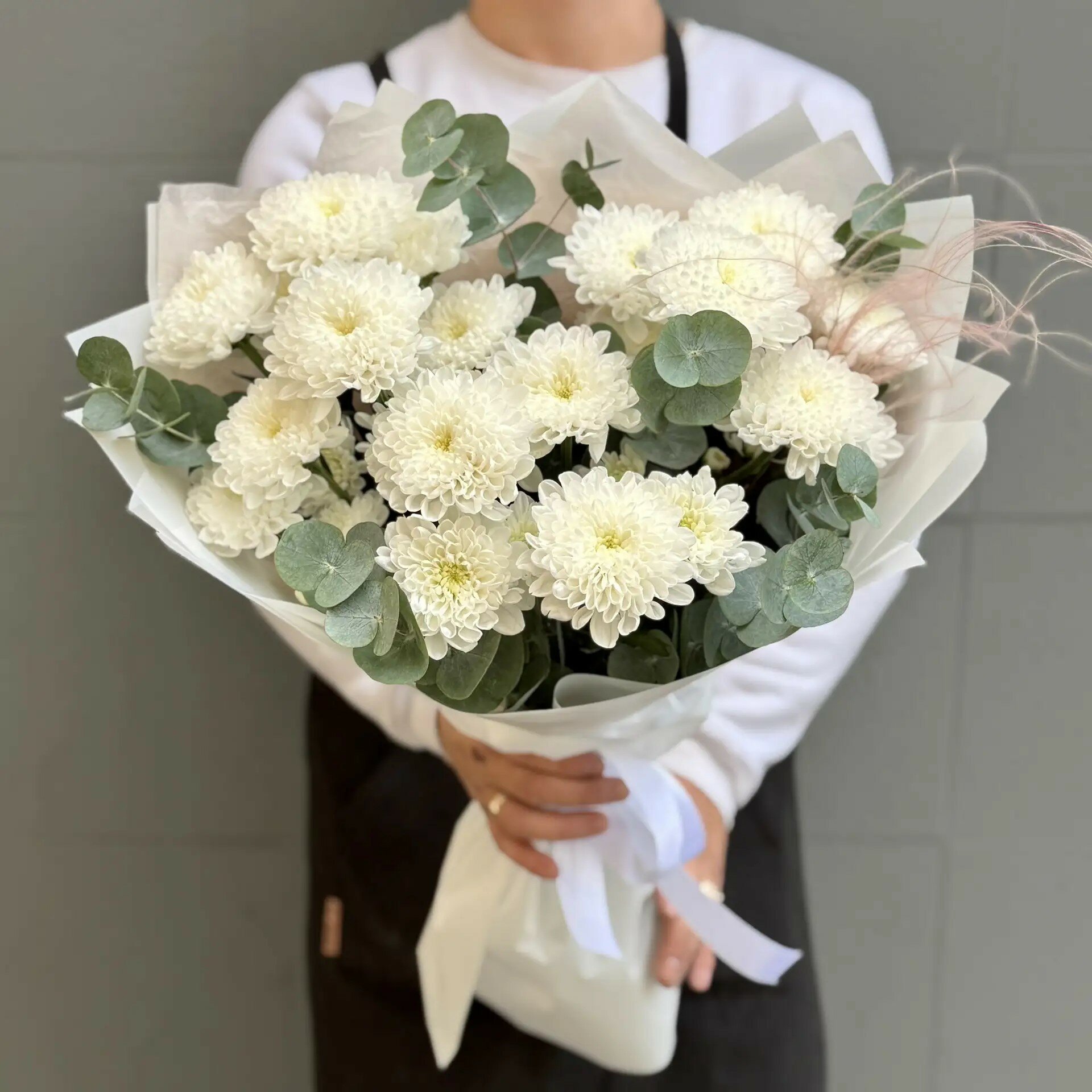 Монобукет Rybe-Flowers "Алтай", хризантемы с эвкалиптом, белый