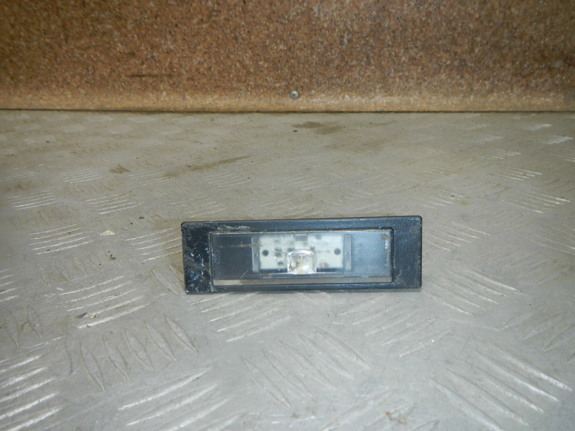 Б/У Фонарь подсветки номера, BMW (БМВ)-1 (E81, E87) (04-11) BMW 1 (E81, E87) (04-11) LED. Повреждено крепление(нет скобки...