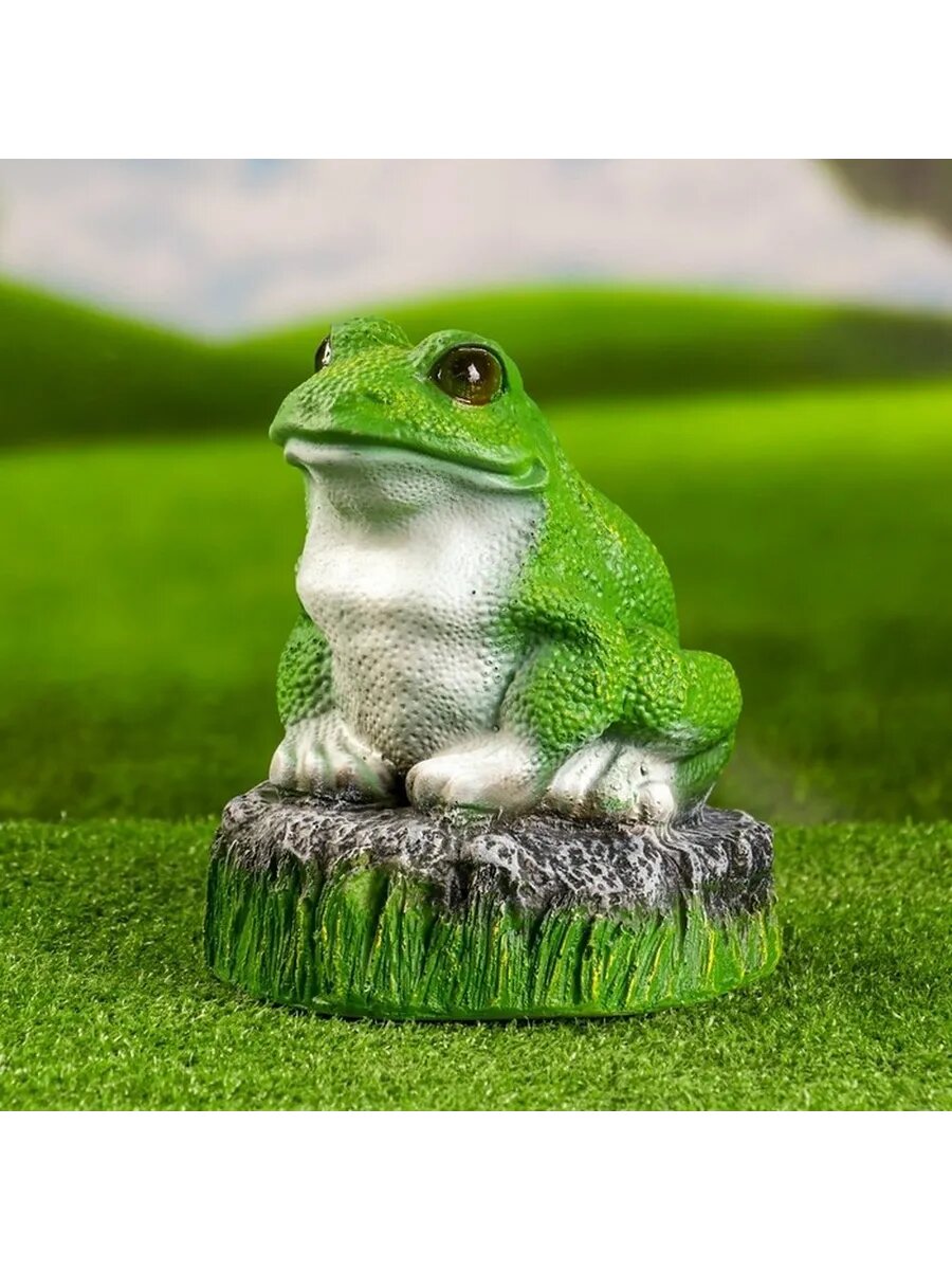 Яркая садовая фигура с лягушкой для уюта