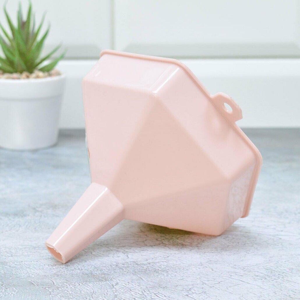 Воронка пластиковая 6-гранная, светло-розовая, узкий носик, гладкая глянцевая поверхность, отверстие для подвешивания