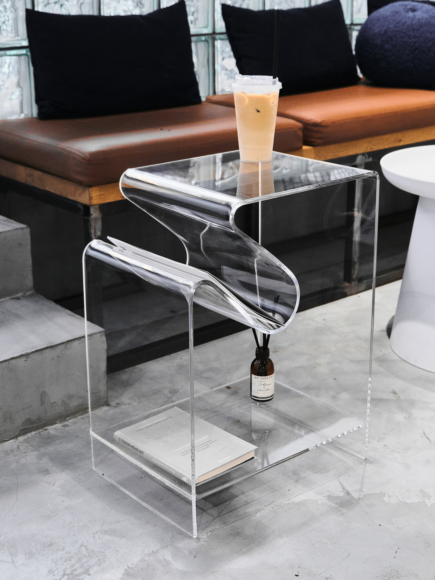 Журнальный прикроватный прозрачный стол Hygge акриловый из оргстекла