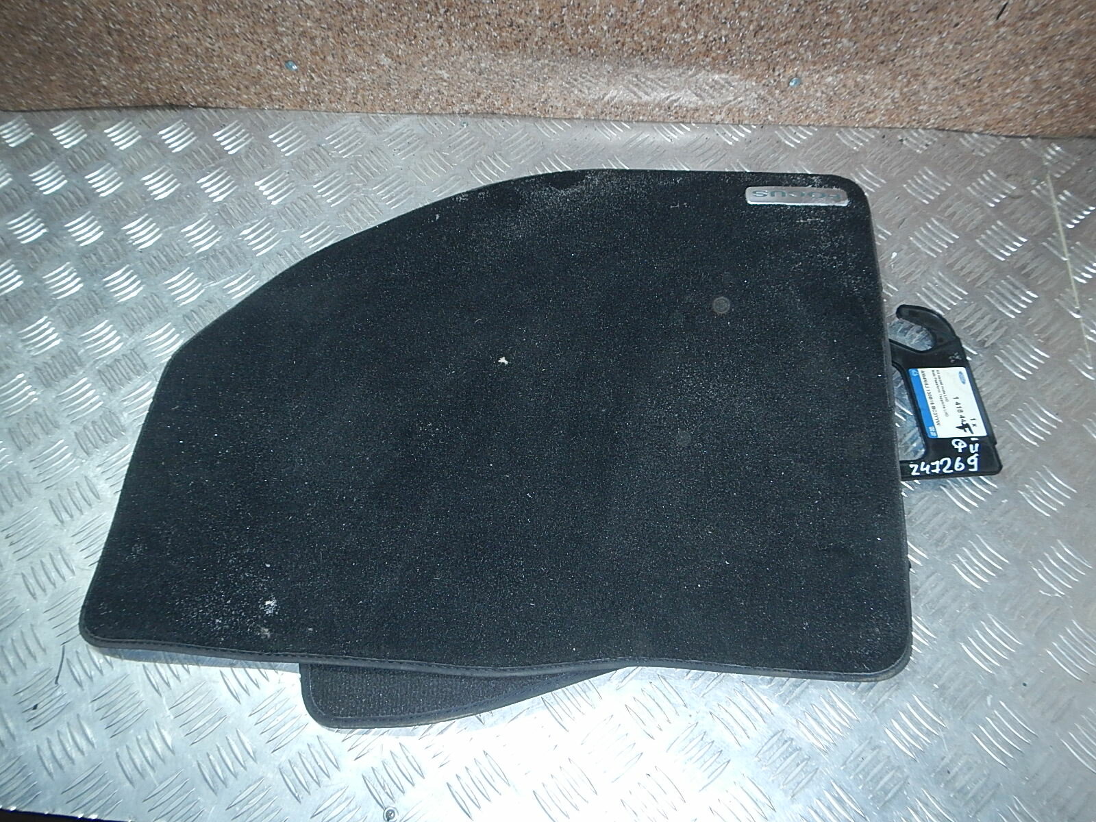 Б/У К-кт ковриков салона, Ford (Форд)-FOCUS 2 (05-08) FORD FOCUS 2 (05-08) передние (комплект 2шт), велюровые новые 24726...