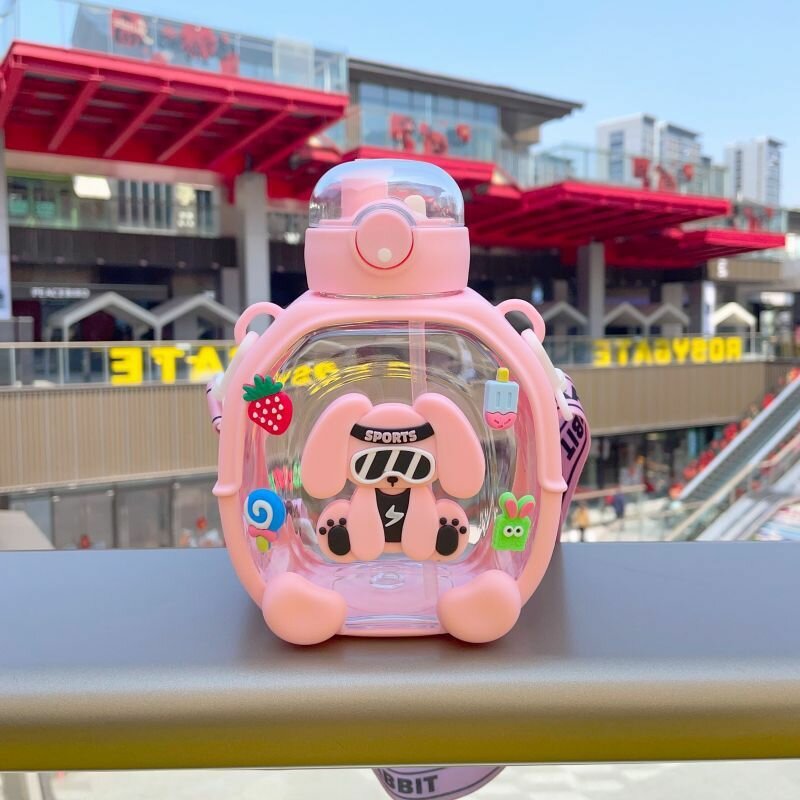 Новинка 2025 года, детская пластиковая посуда для двойного питья: соломинка, мультфильм и медведь, яркая энергетическая посуда, розовая, вместимость 1000 мл, портативная бутылка для воды