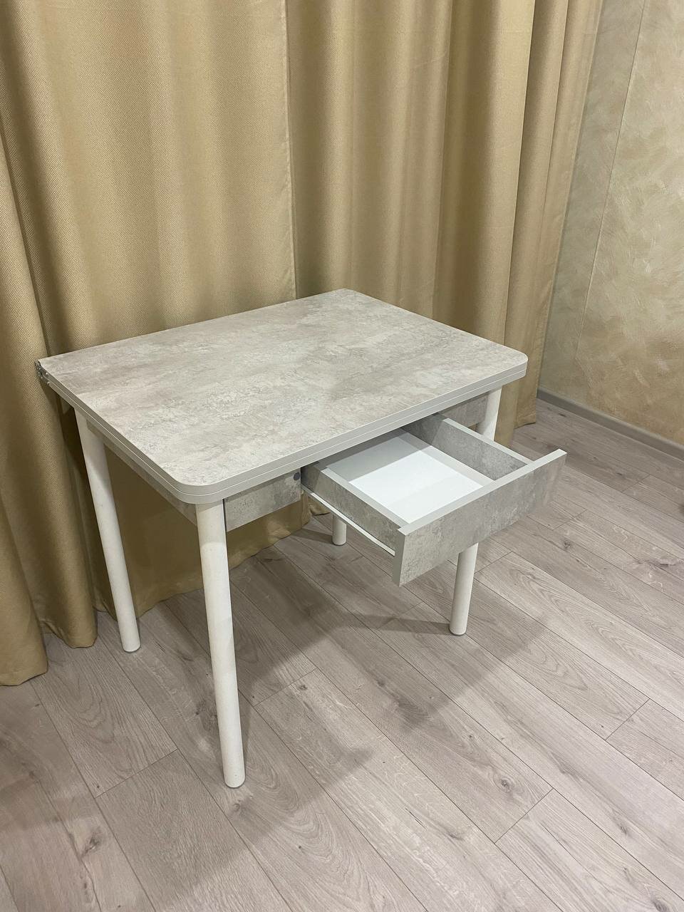 Стол обеденный с ящиком раздвижной 80 см на 60(120) см серый с белыми ножками