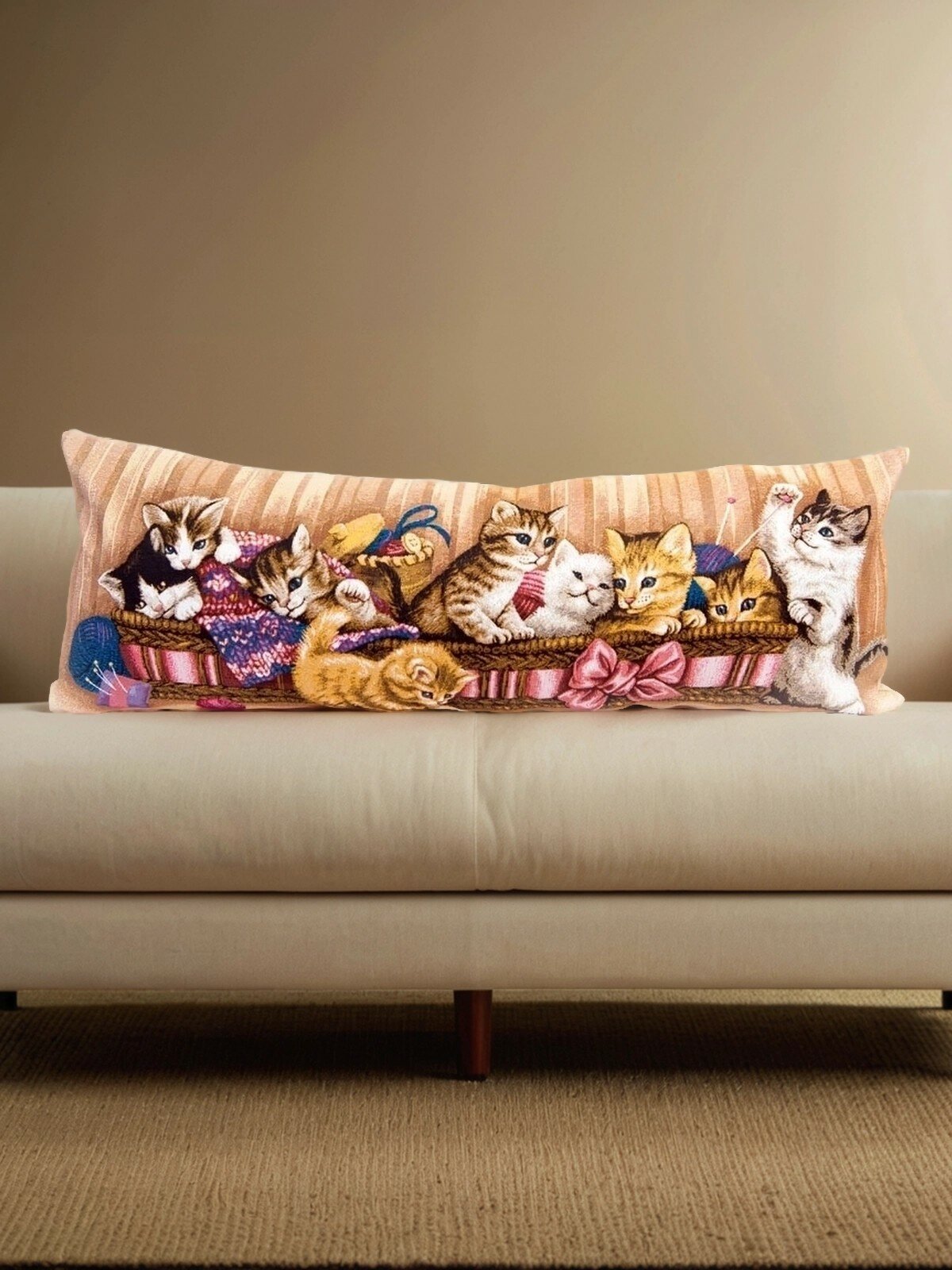 Декоративная гобеленовая наволочка "Игривые котята в корзине" 32*85 см MIDA VANERI