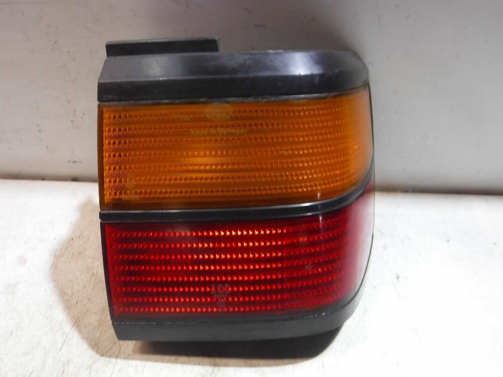 Фонарь задний правый VW Passat B3 357945112