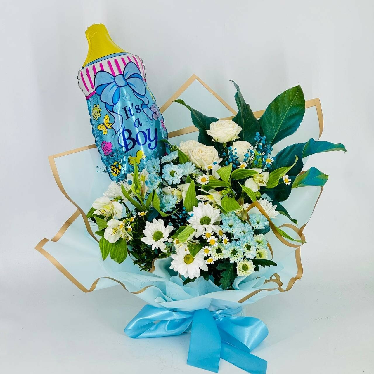 Букет на выписку мальчика с шаром. Цветы роза кустовая, альстромерия, хризантема, танацетум