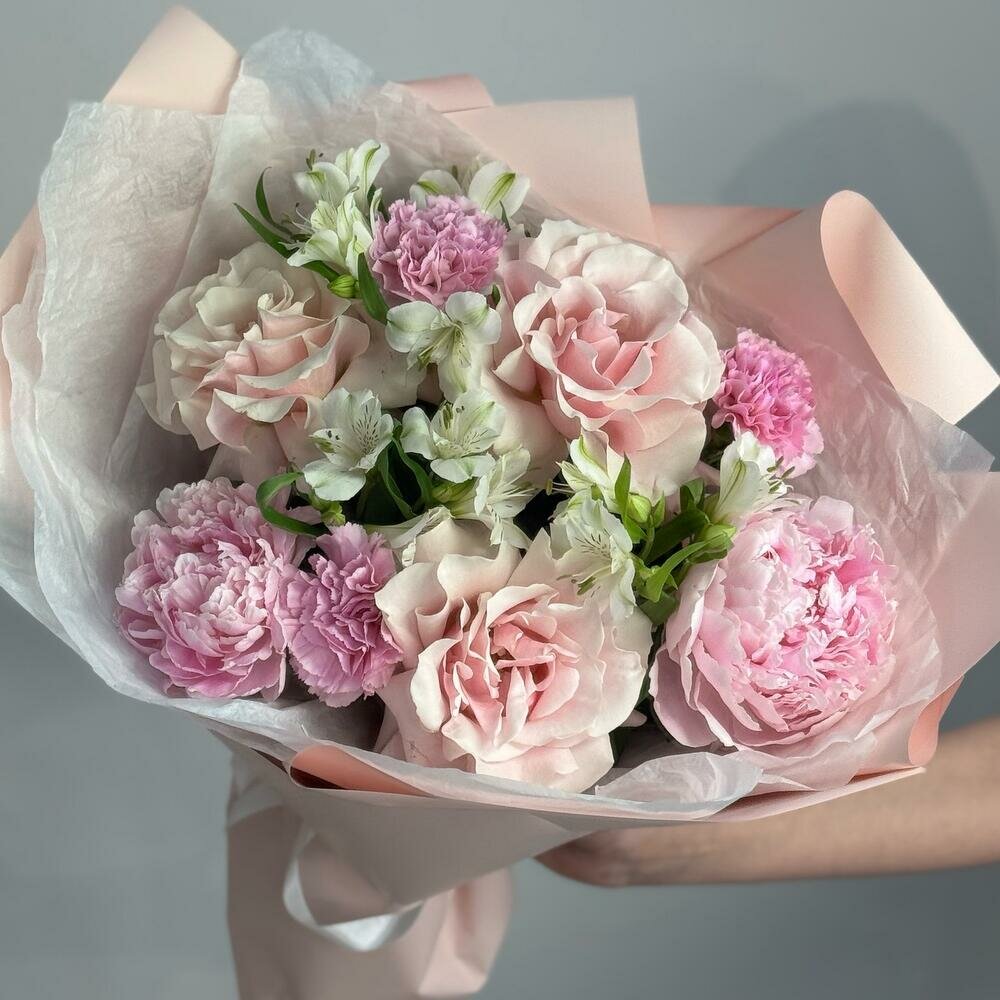 Букет с пионами Сара Бернар, розами и альстромерией