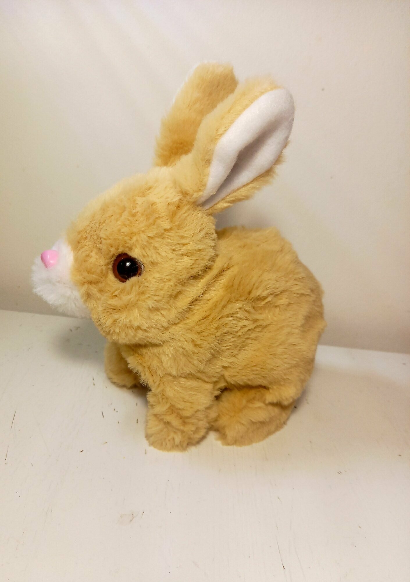 Игрушка заяц кролик ходит и пищит / Интерактивный зайчик на батарейках механический